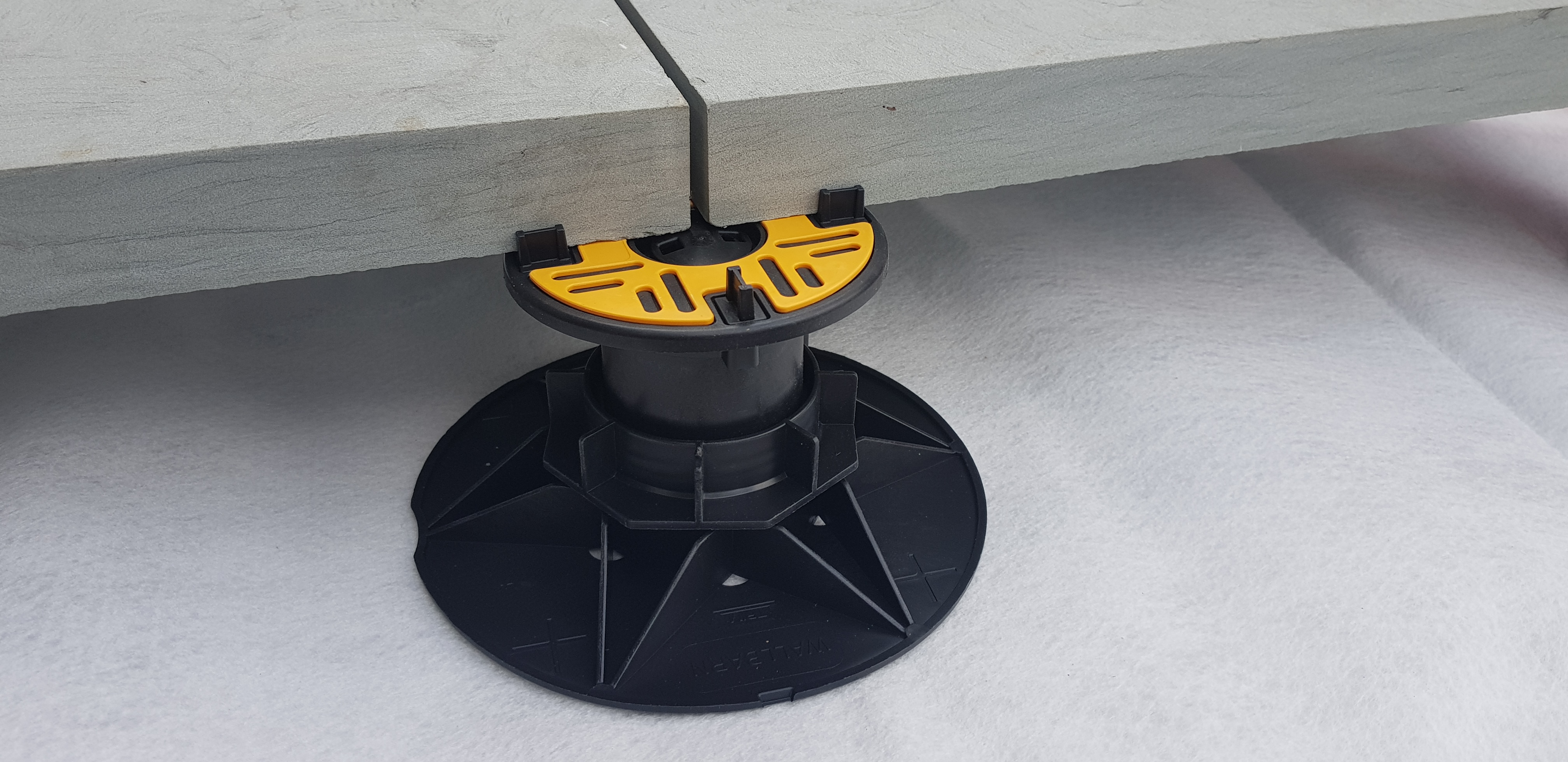 concrete paving slab on support pads - Wallbarn