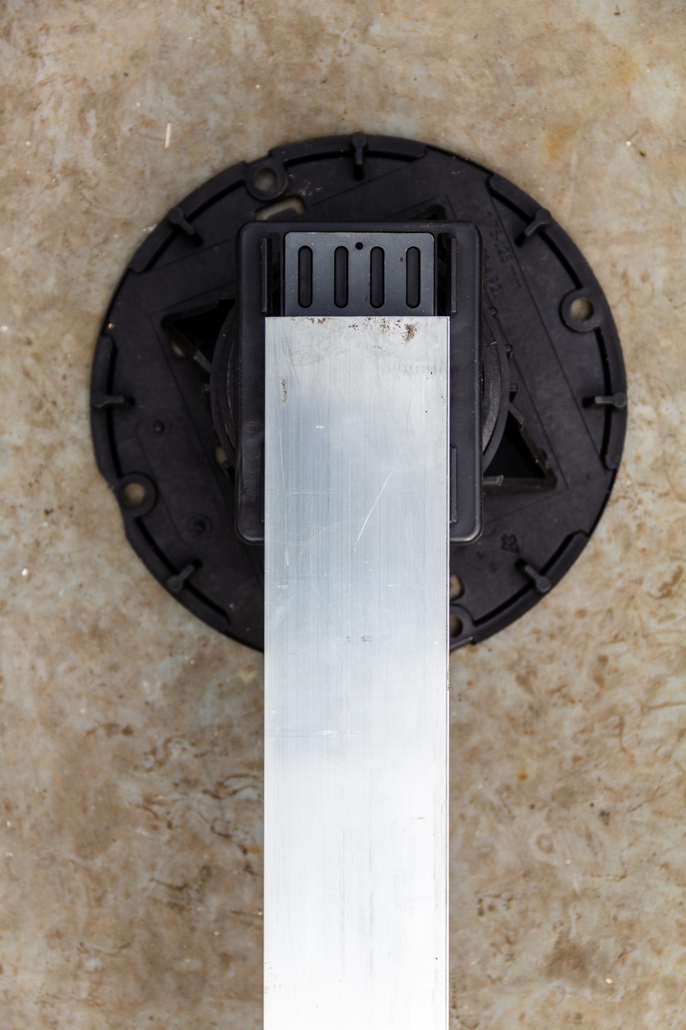 Mega Balance adjustable pedestal and rail 2 - Wallbarn