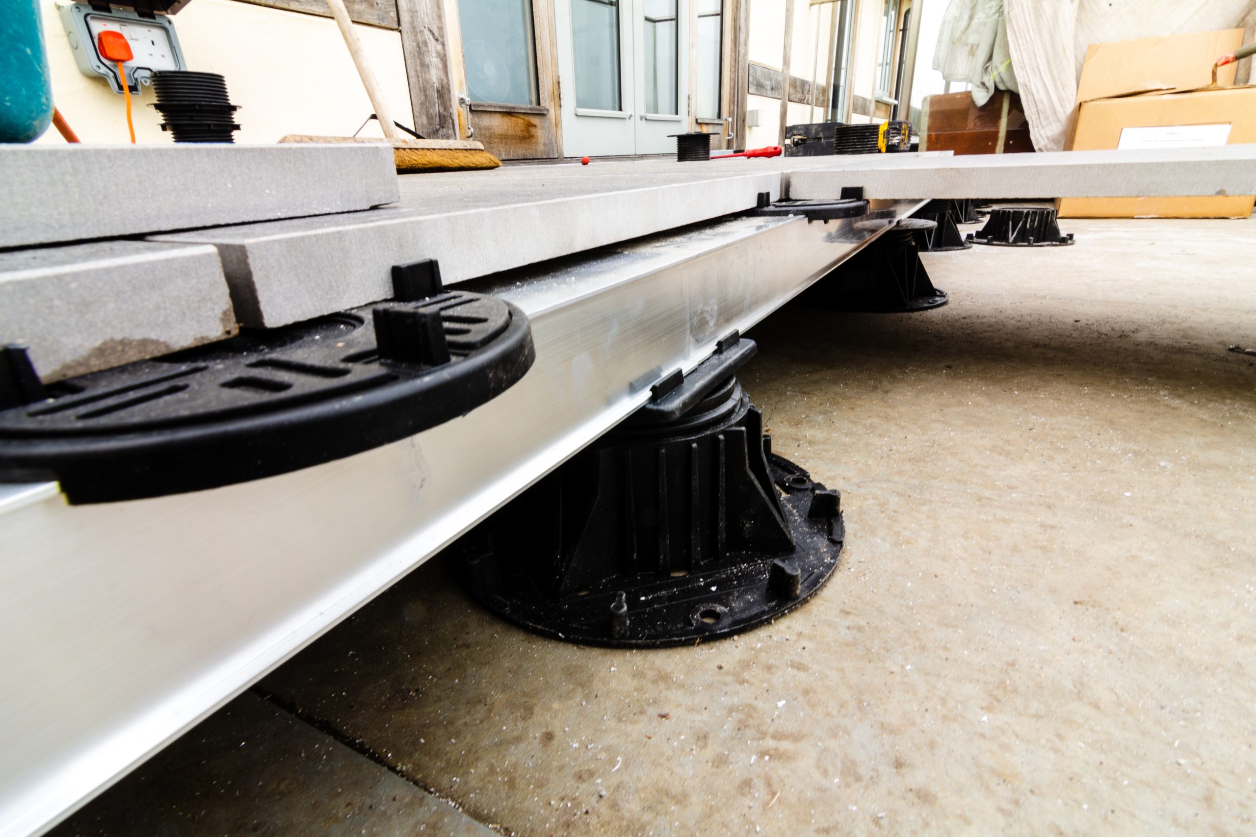 Mega Balance adjustable pedestal rail and top head - Wallbarn